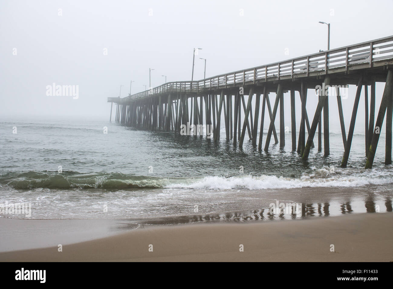 Foggy fishing pier hi-res stock photography and images - Alamy
