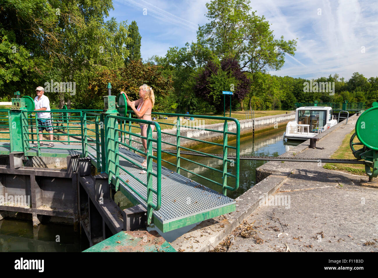 River lock hi-res stock photography and images - Alamy