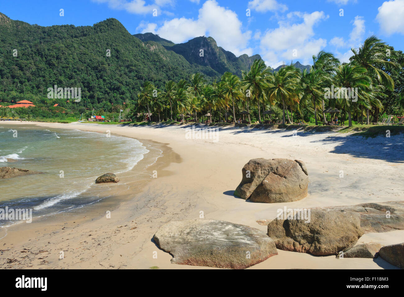 Tropical island mountains hi-res stock photography and images - Alamy