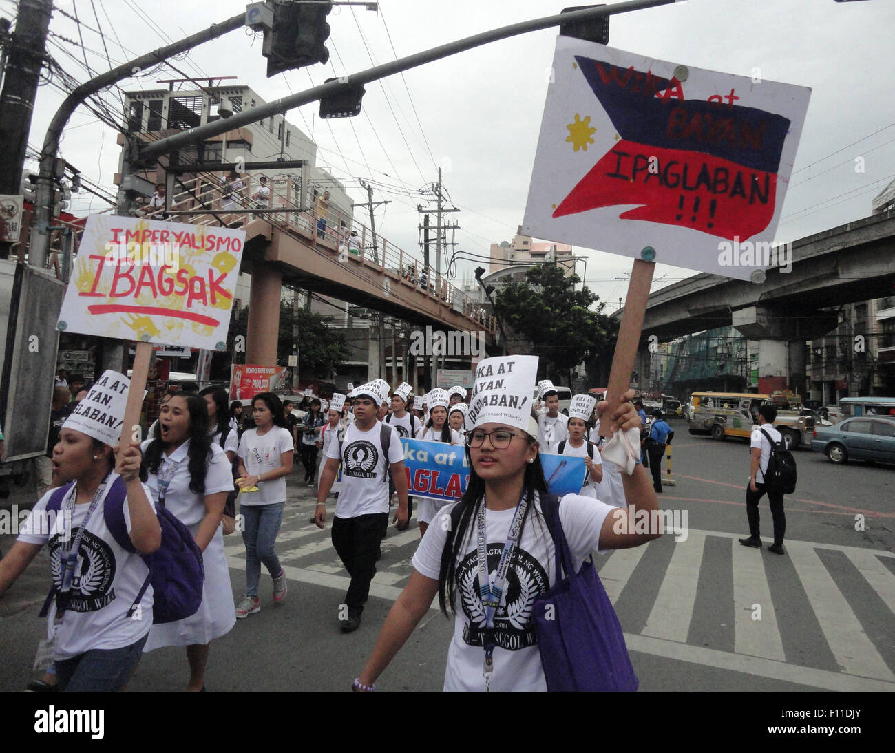 Filipino student activists carrying placards march towards Mendiola ...