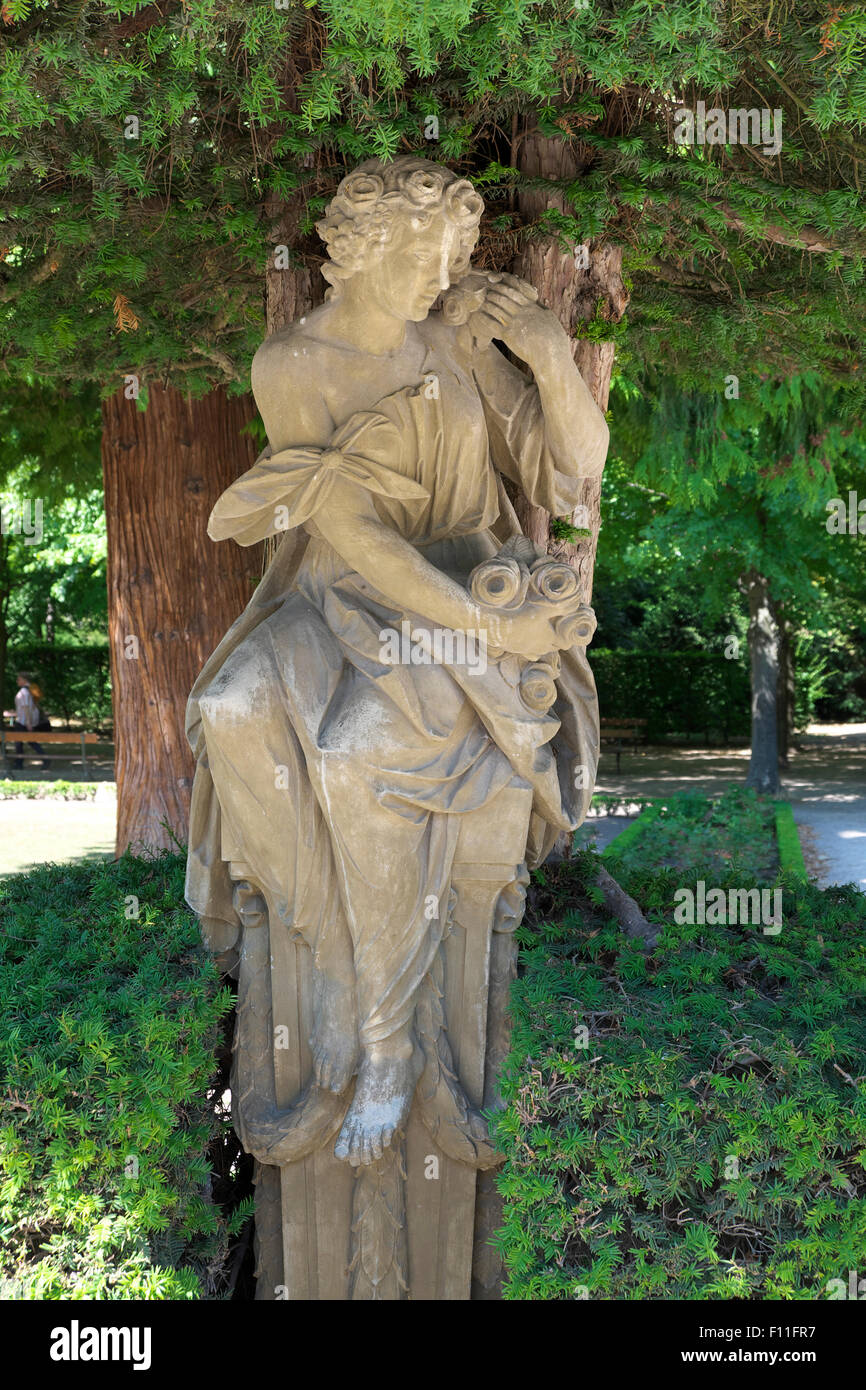 Courtyard garden sculpture hi-res stock photography and images - Alamy