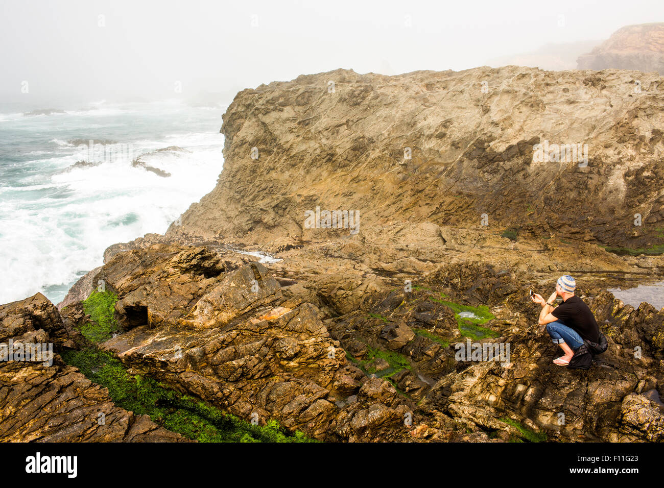 Man sitting on side cliff hi-res stock photography and images - Alamy