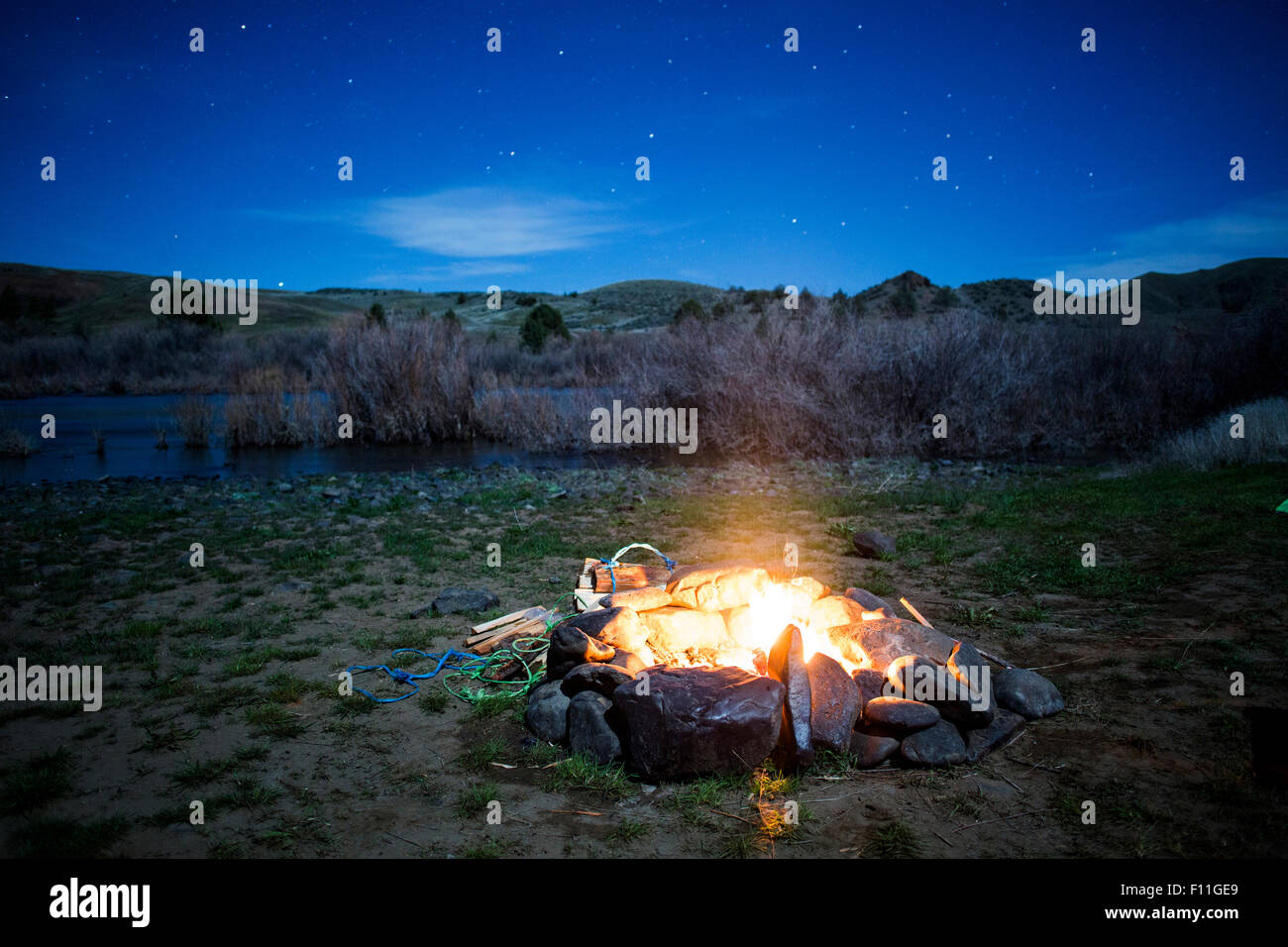 Campfire circle hi-res stock photography and images - Alamy