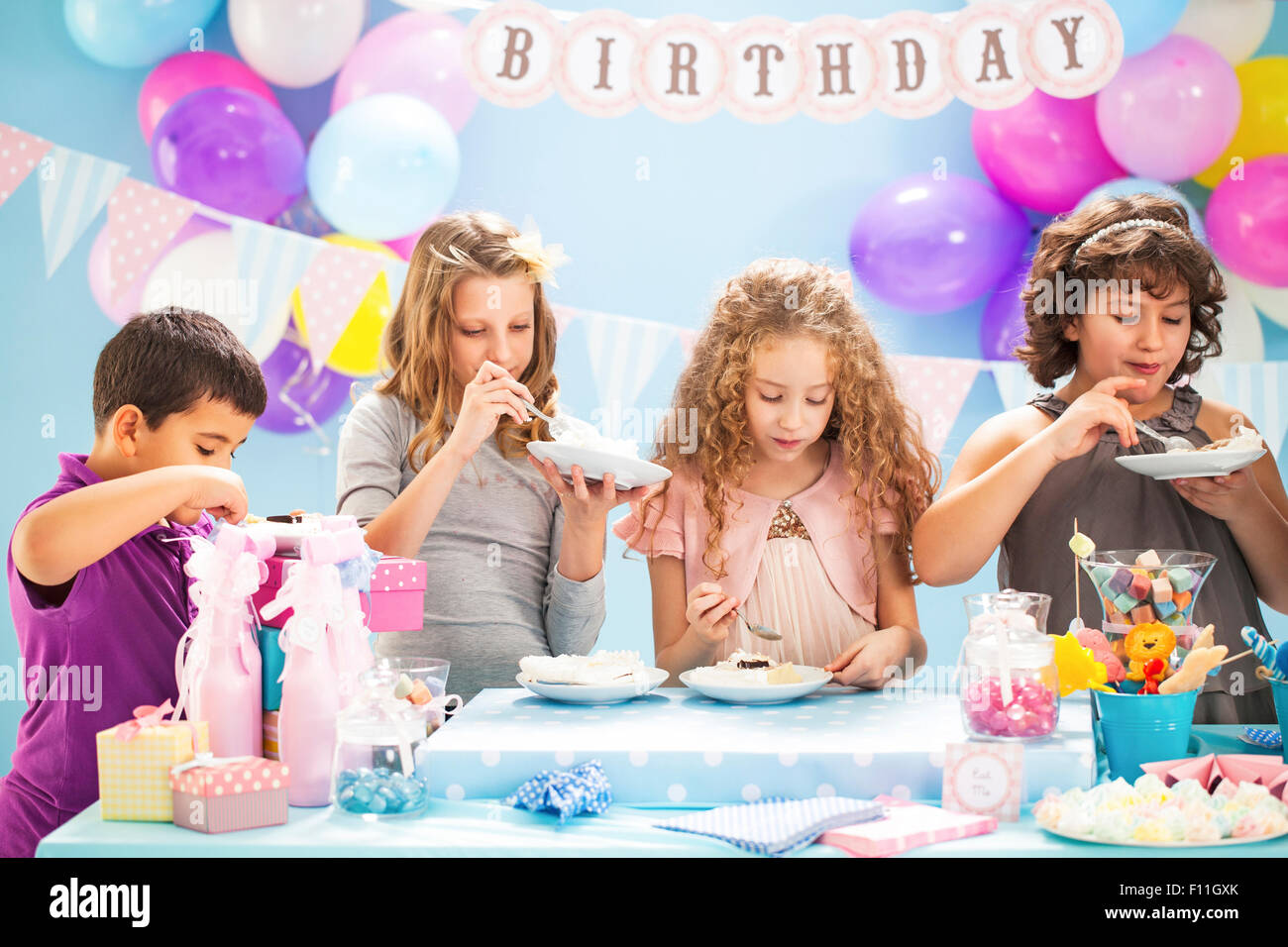 Children eating cake at birthday party Stock Photo - Alamy