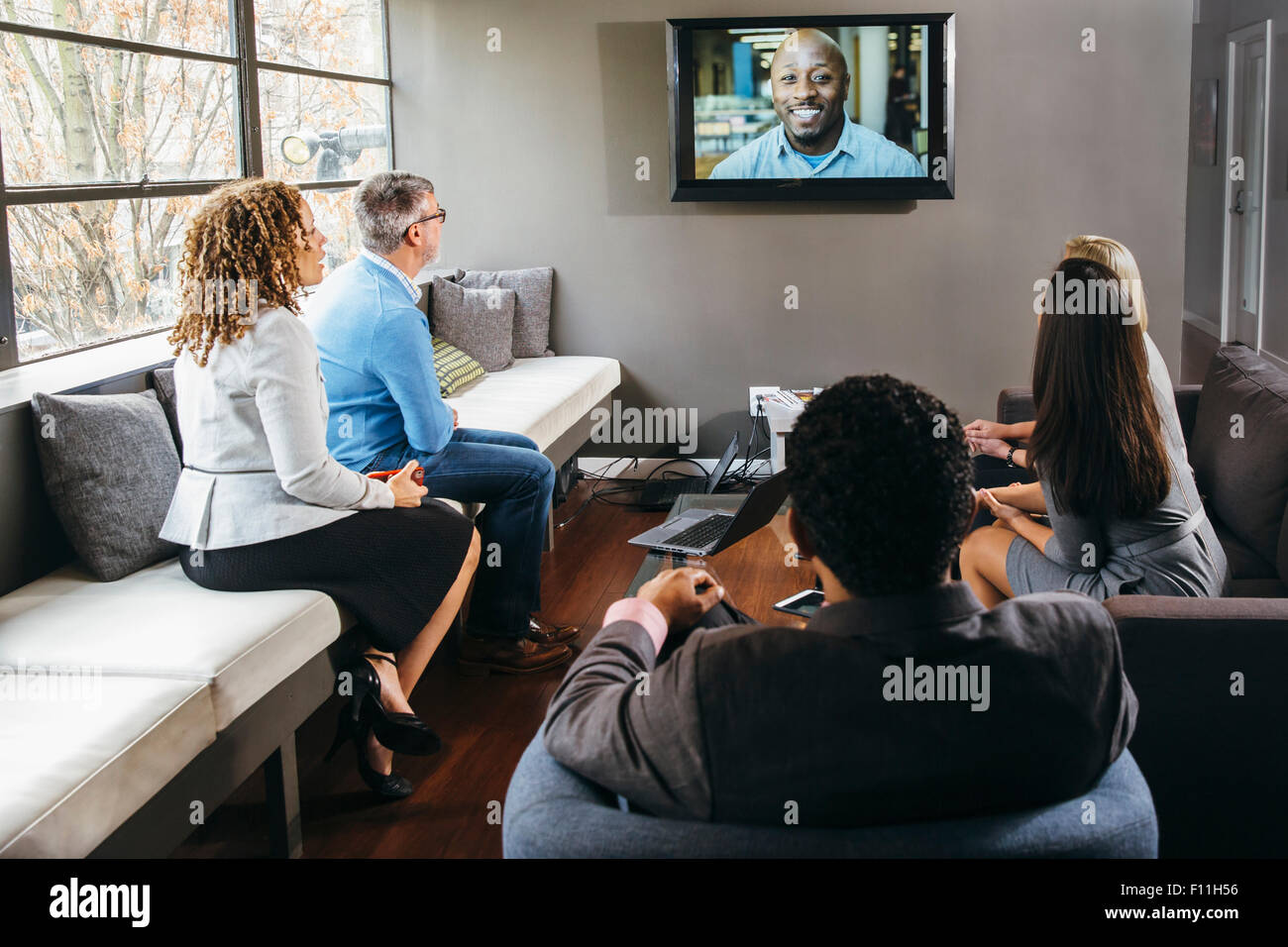 Women watching man office hi-res stock photography and images - Alamy