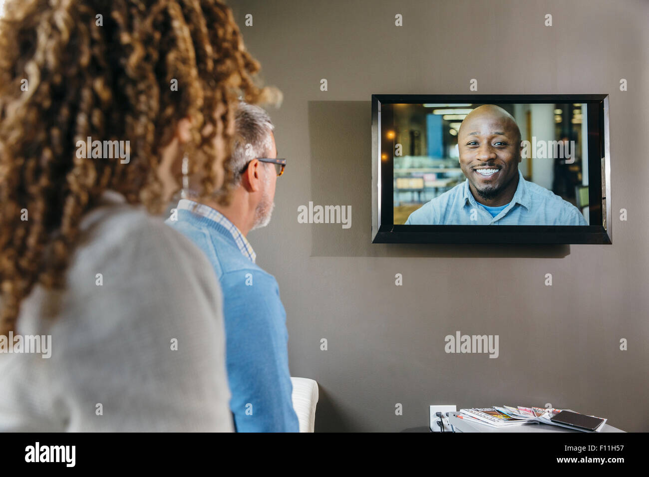 People watching screen standing hi-res stock photography and images - Alamy