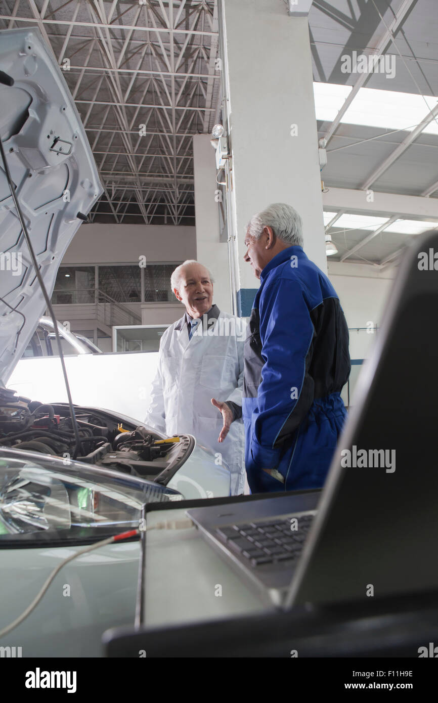 Mechanic using computer in auto hi-res stock photography and images - Alamy