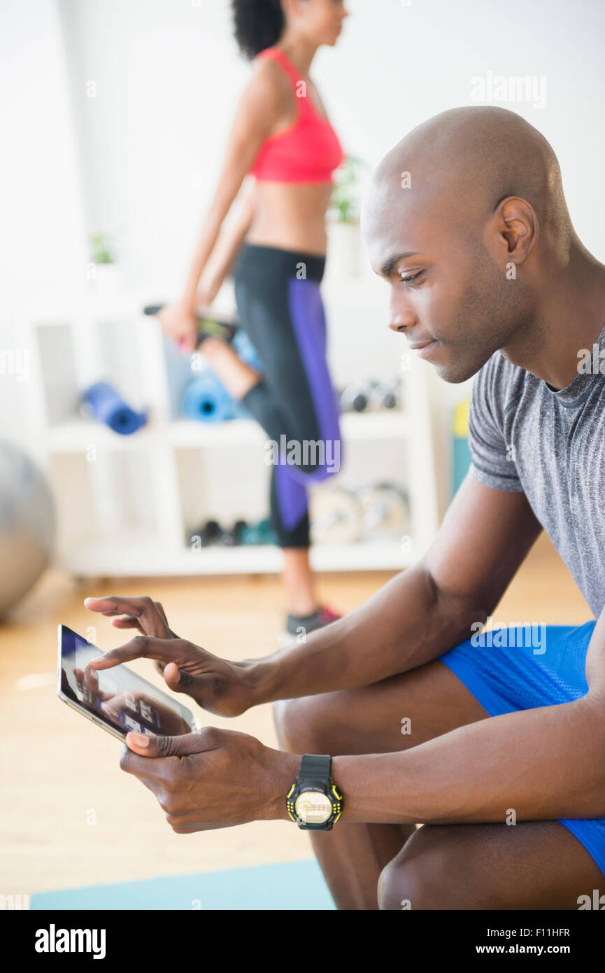 Woman gym using tablet hi-res stock photography and images - Alamy