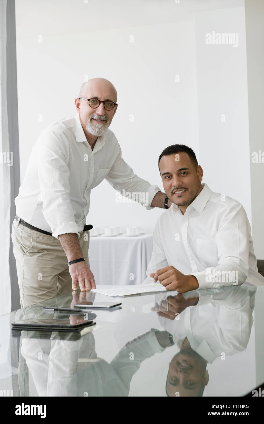 Office worker hispanic hi-res stock photography and images - Alamy