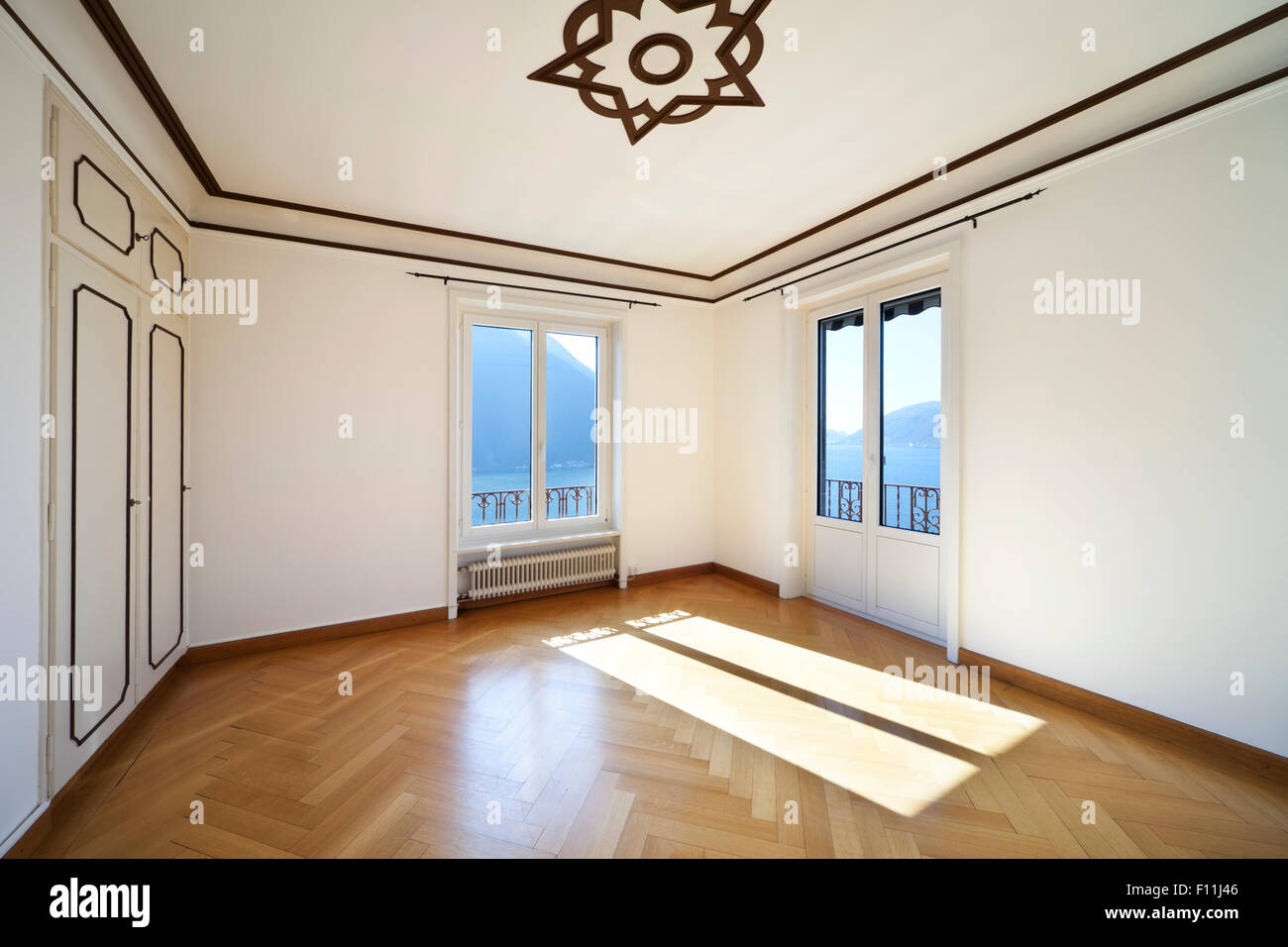 empty room, window with a view Stock Photo - Alamy