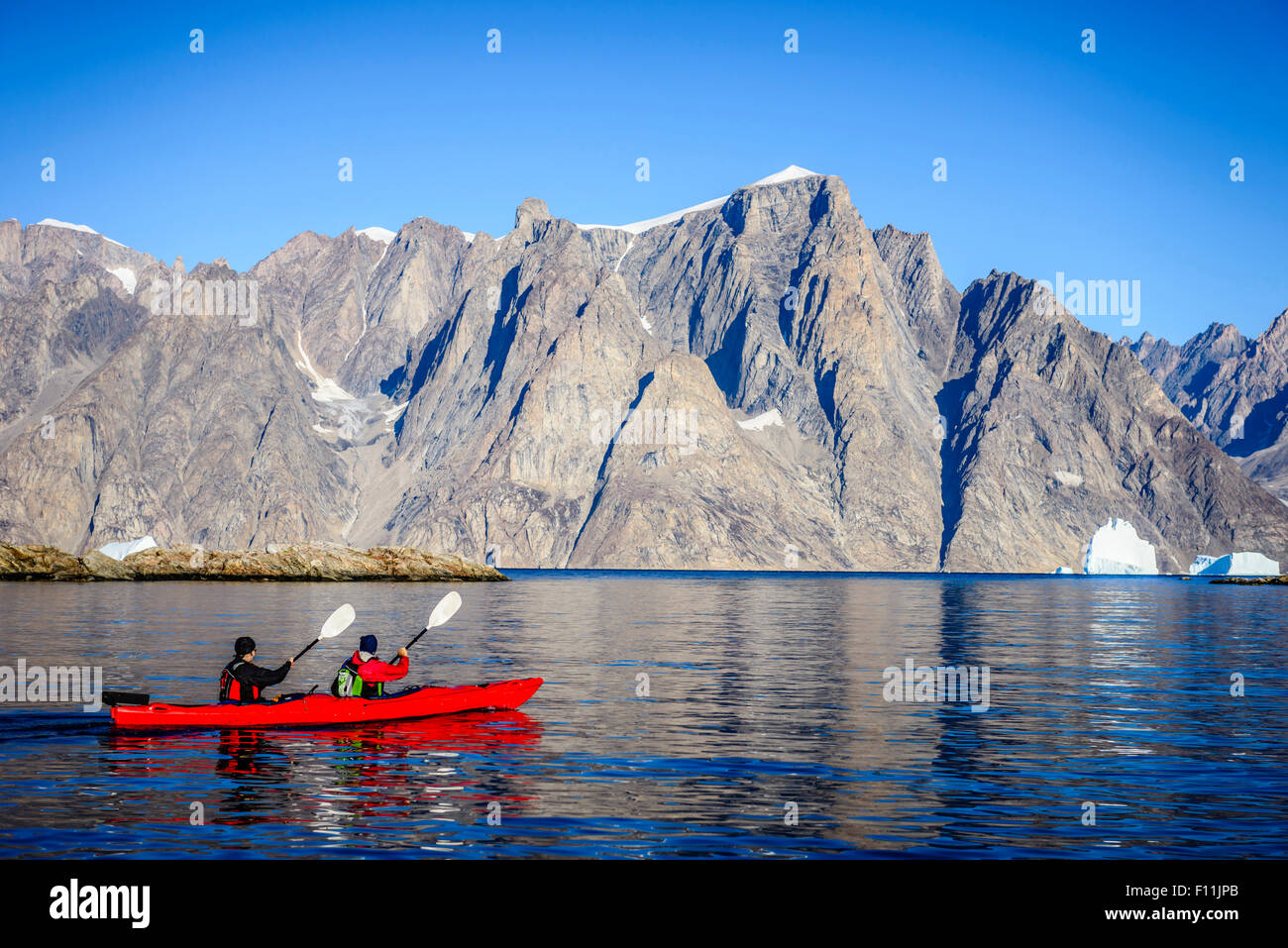 People paddling canoe hi-res stock photography and images - Alamy