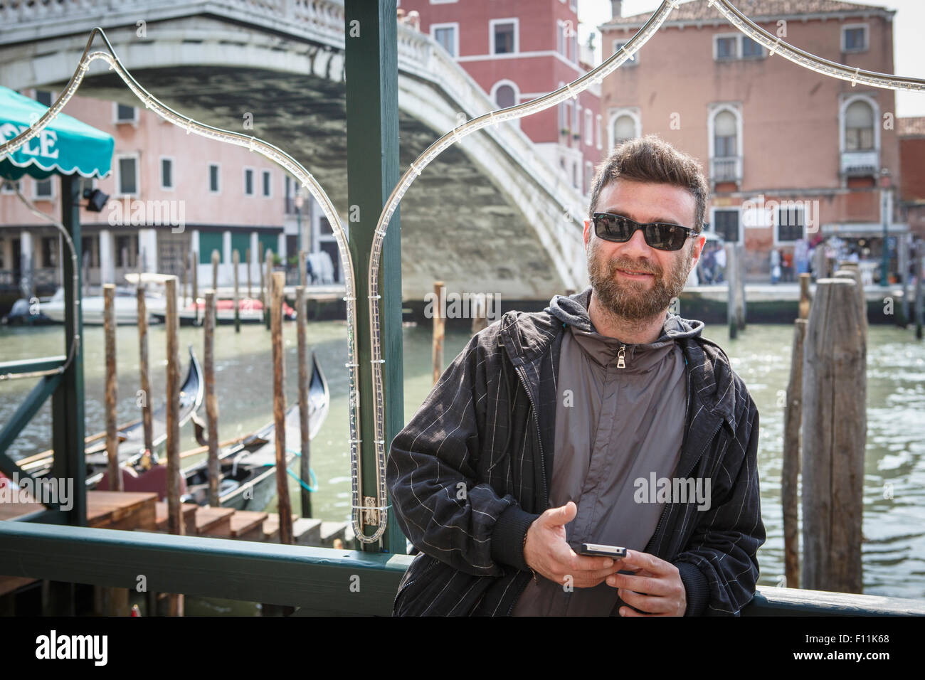 Man holding cell phone hi-res stock photography and images - Alamy