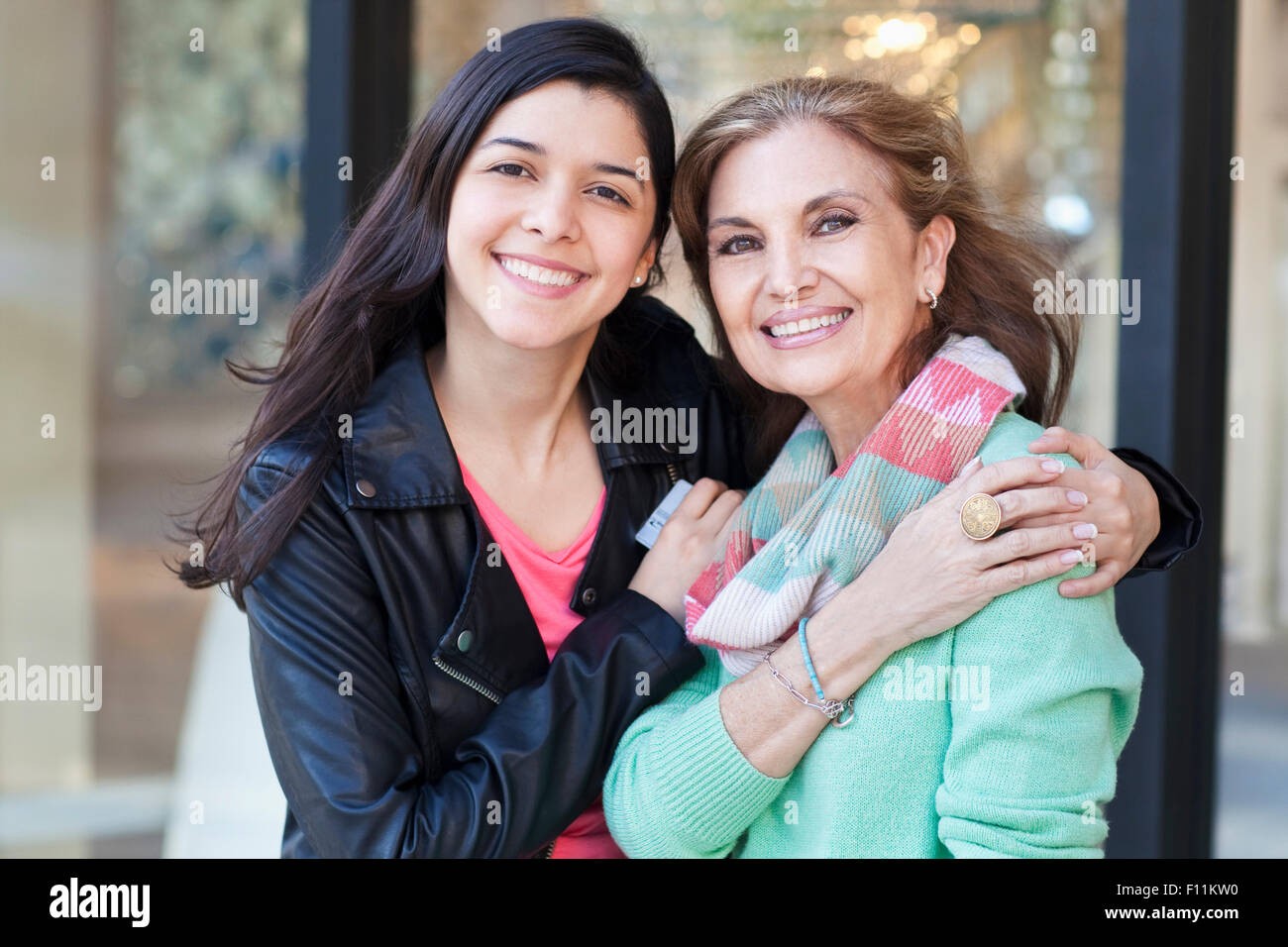 Mother daughter hugging outside hi-res stock photography and images - Alamy