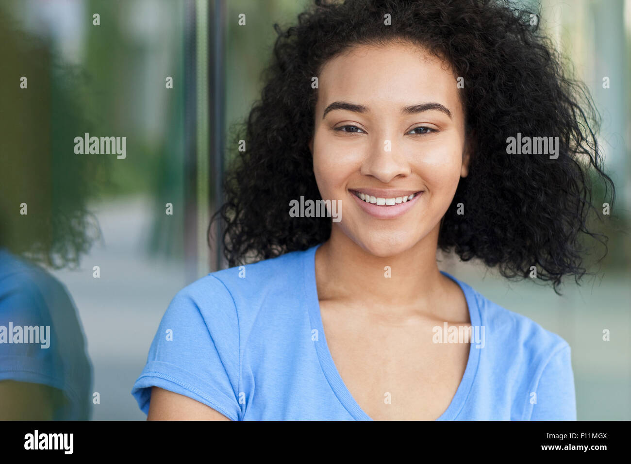 Smiling black woman hi-res stock photography and images - Alamy