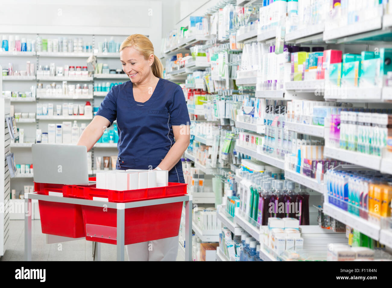 Chemist using hi-res stock photography and images - Alamy