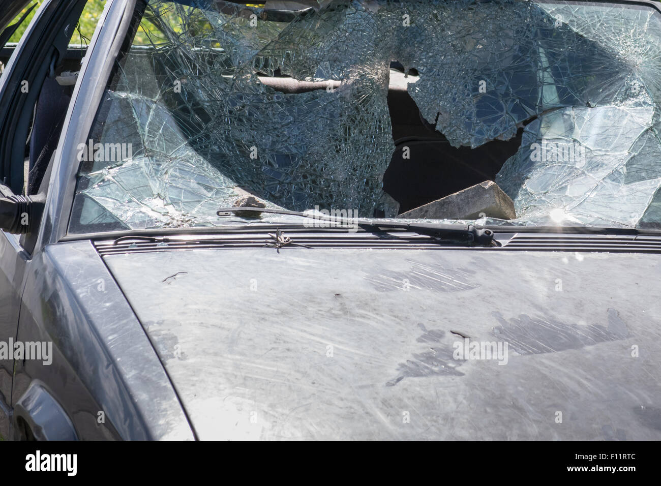 Car windscreen broken. Old and Wrecked car Stock Photo - Alamy