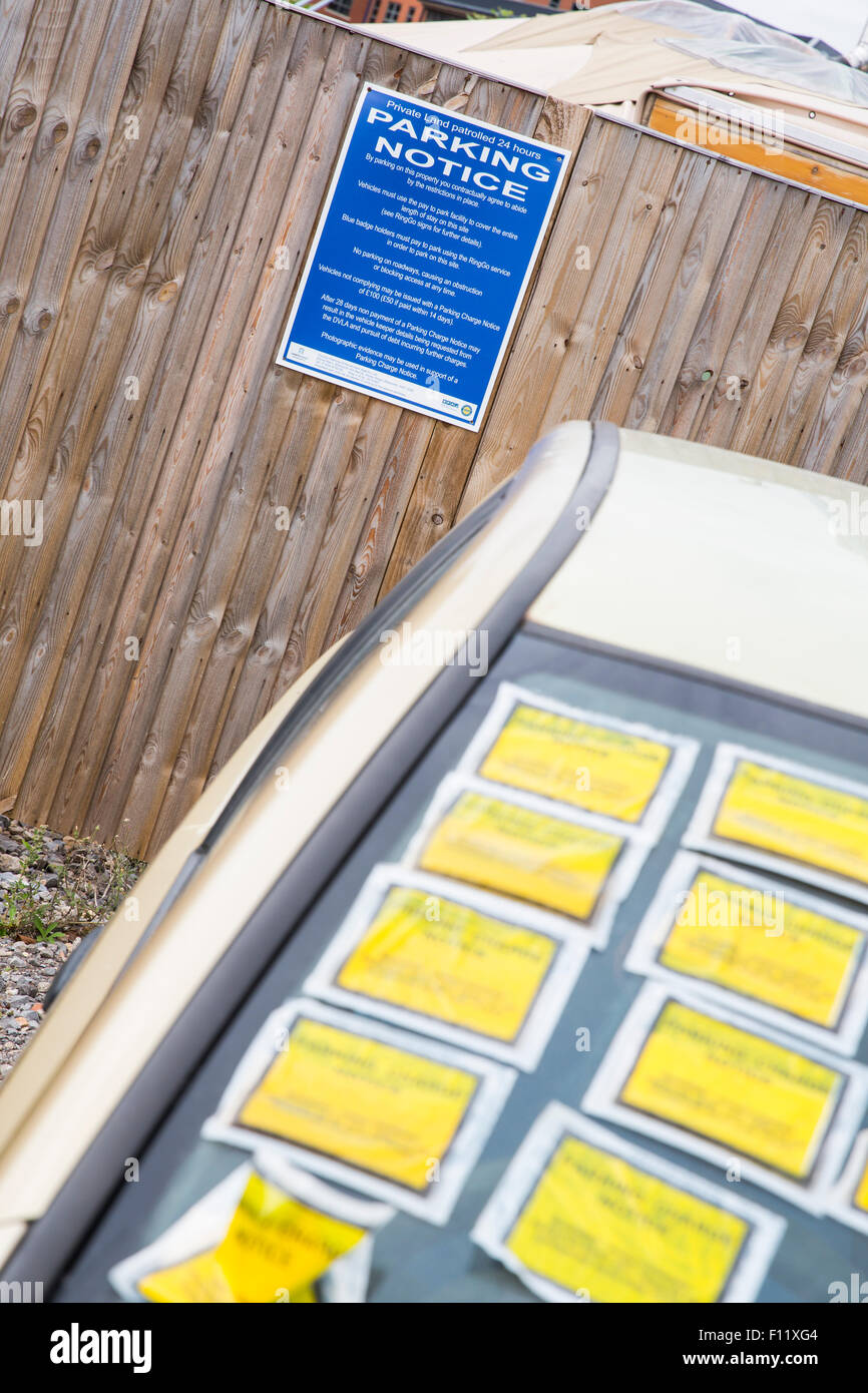 Warning sign penalty charge parking hi-res stock photography and images ...