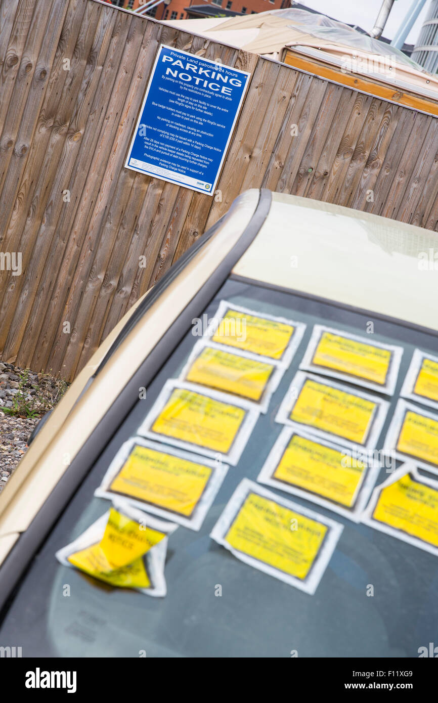 Warning sign penalty charge parking hi-res stock photography and images ...