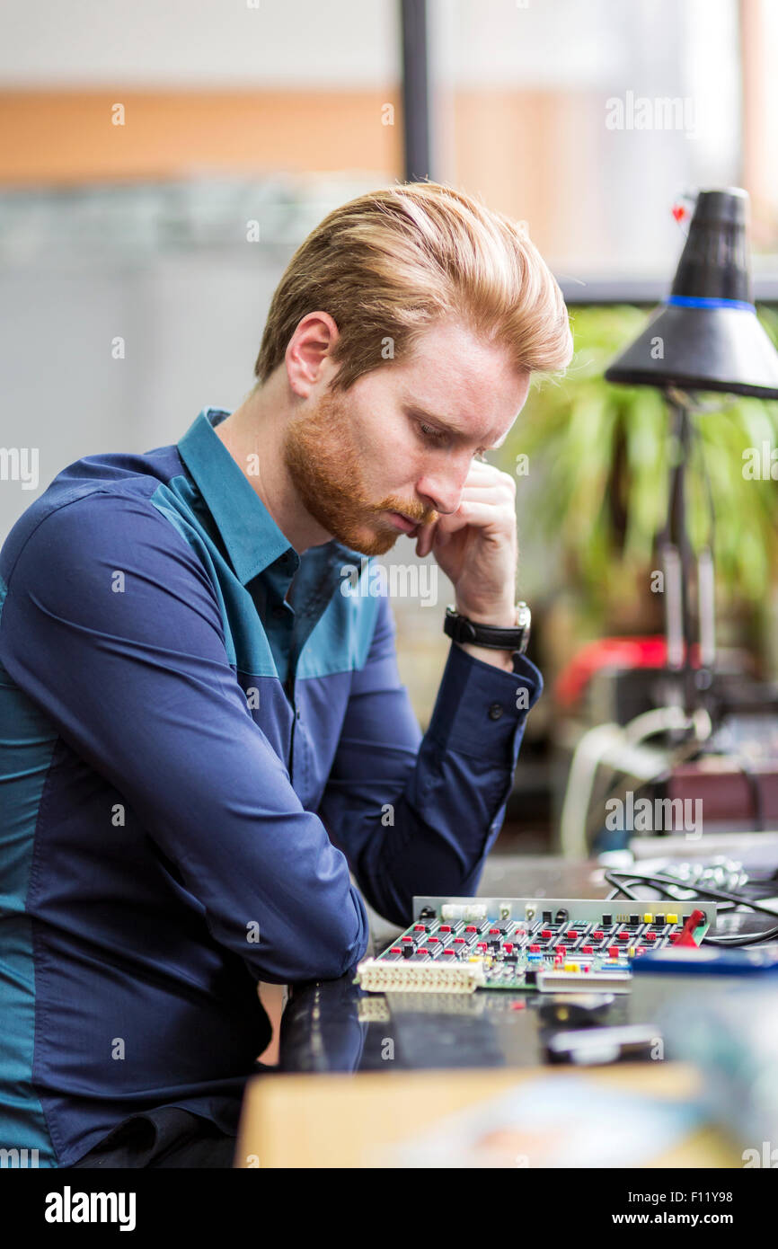 Man technician soldering circuit hi-res stock photography and images ...