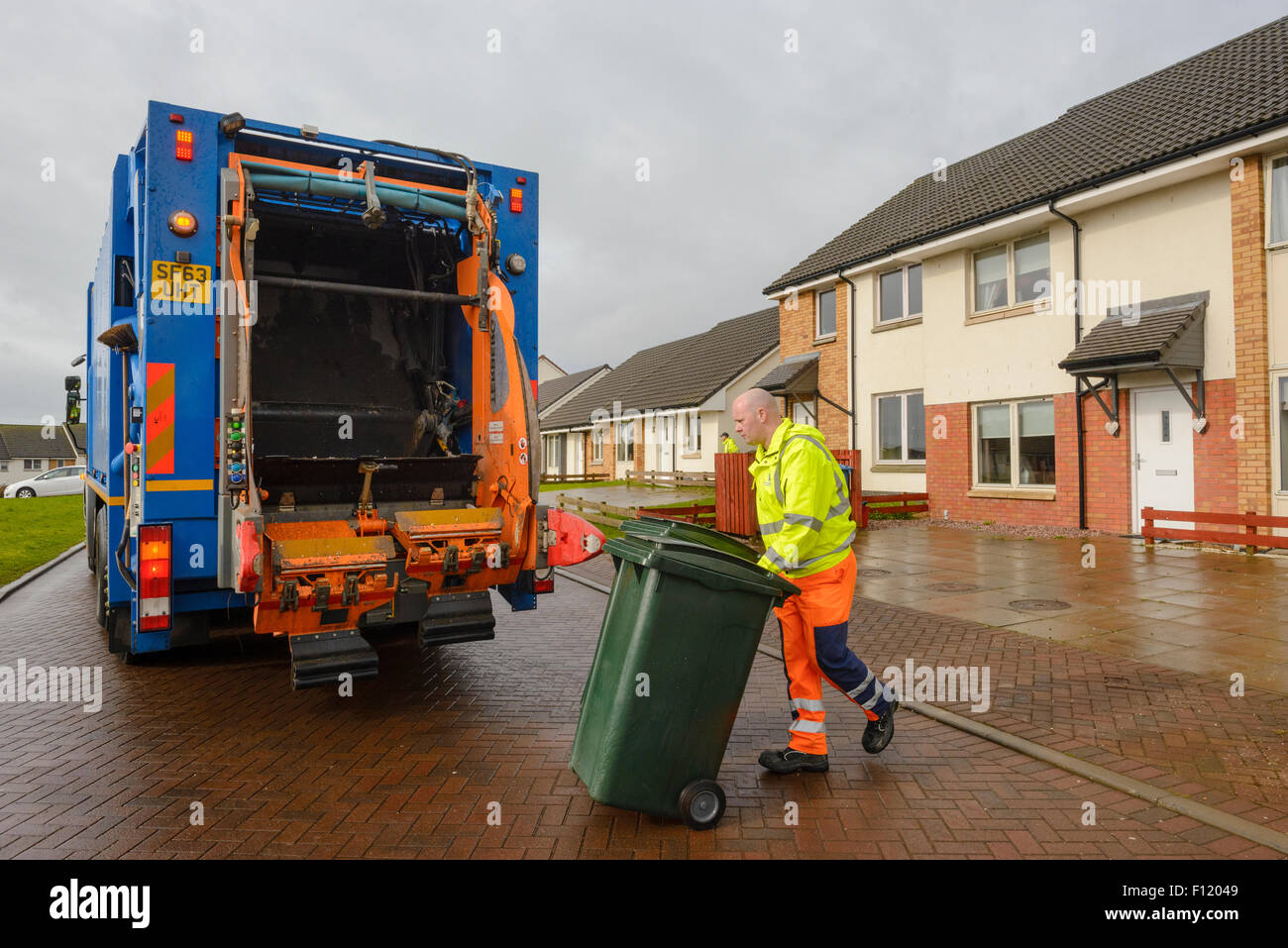 Binmen lorry hi-res stock photography and images - Alamy