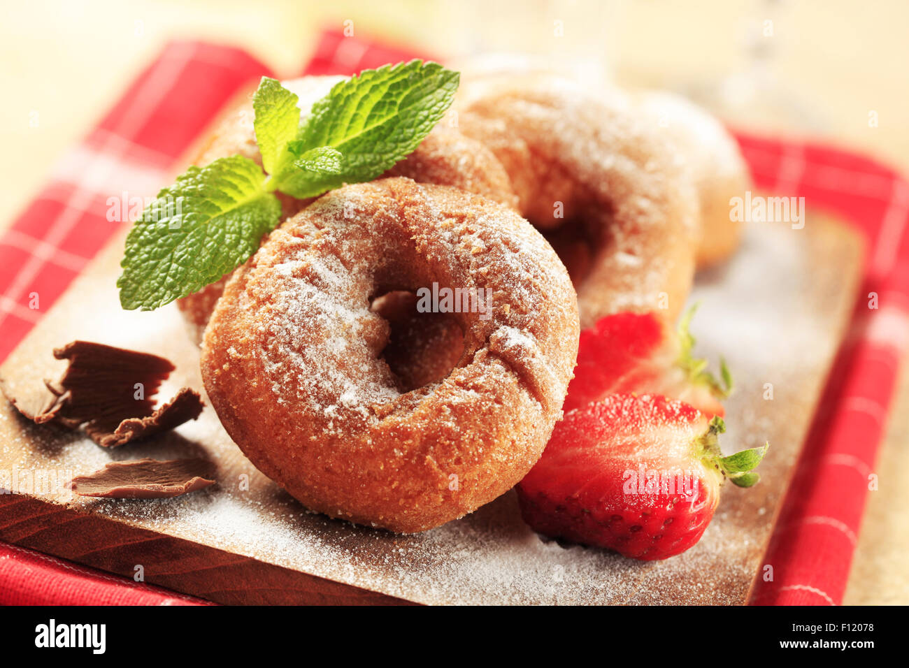 Ring doughnuts hi-res stock photography and images - Alamy