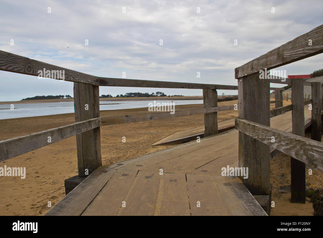 Pathway next to water hi-res stock photography and images - Alamy
