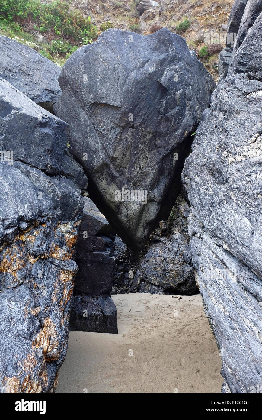 Wedged between rocks hi-res stock photography and images - Alamy
