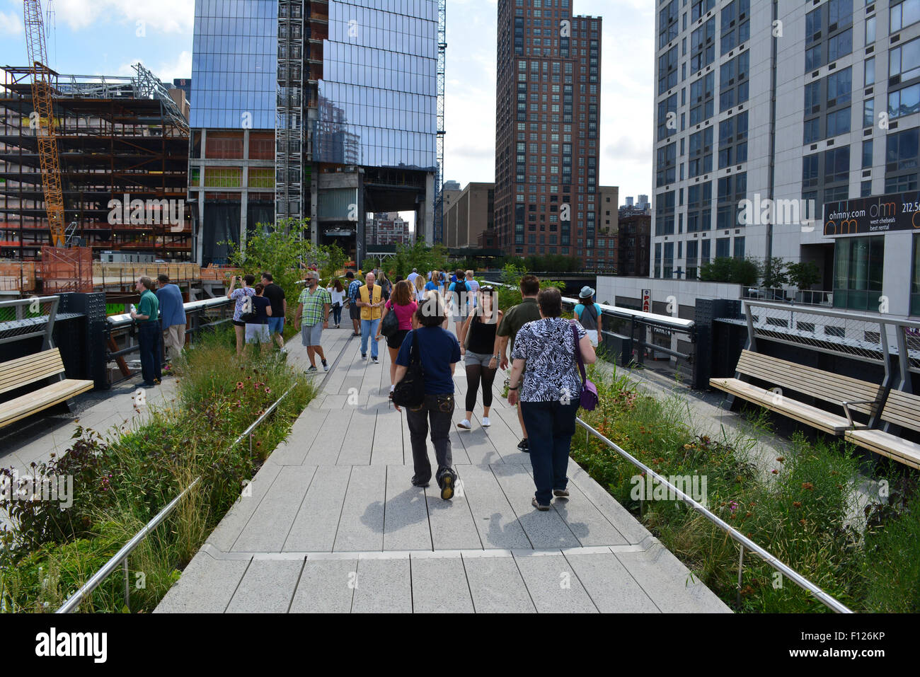 People walking on the High Line in Manhattan Stock Photo - Alamy