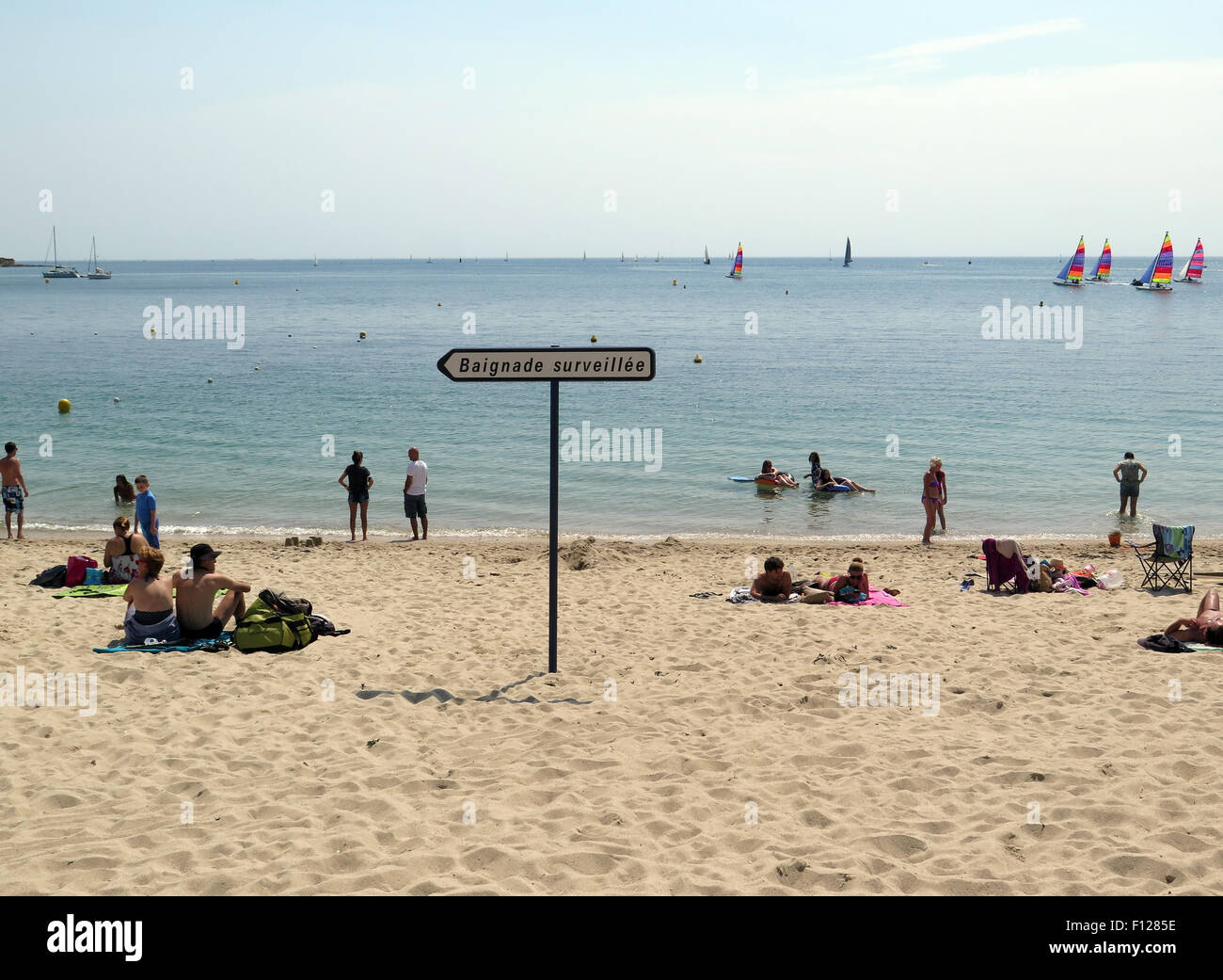 Bénodet: beach & sunbathers plus lifeguard sign Stock Photo - Alamy
