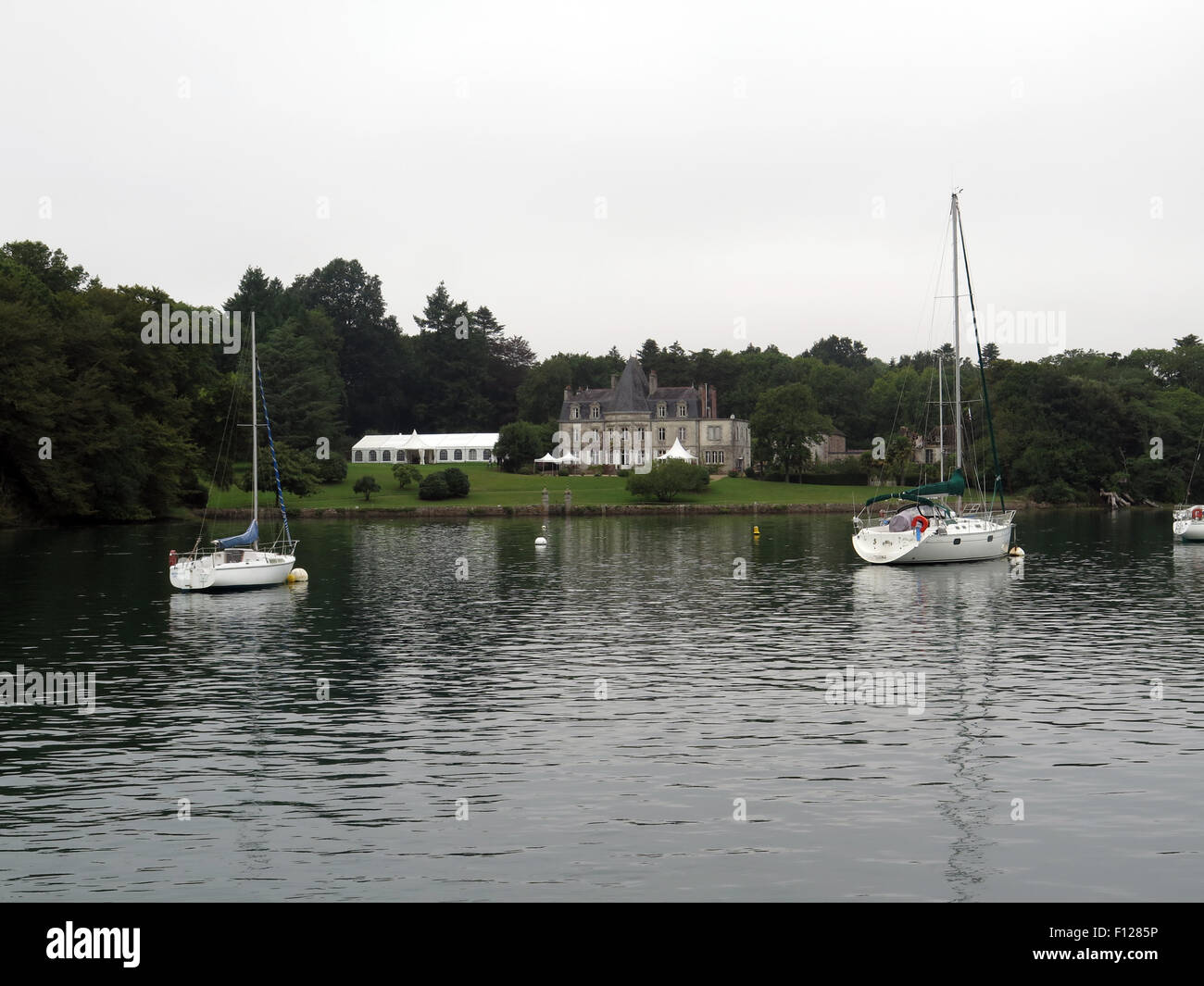 River chateau hi-res stock photography and images - Alamy