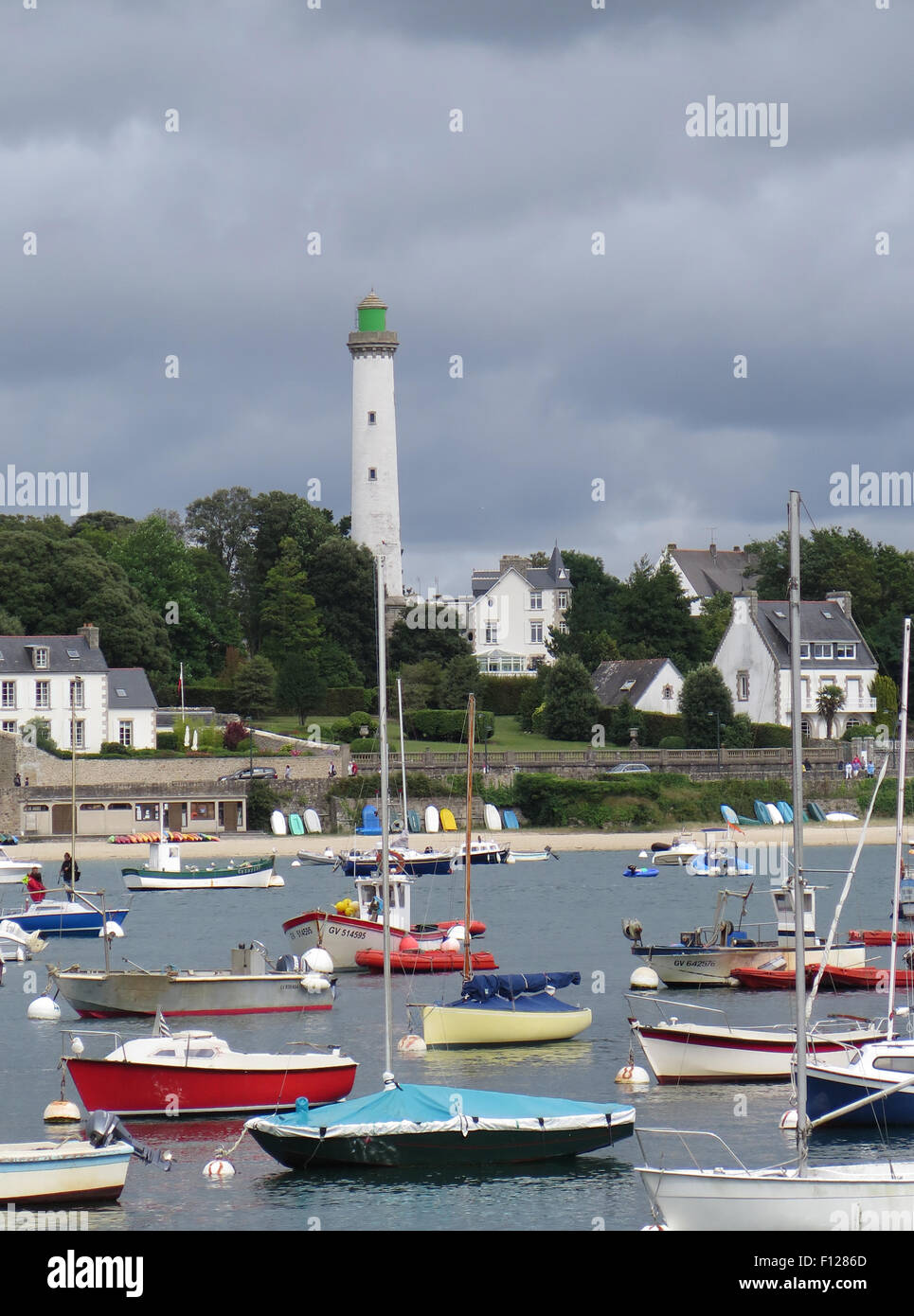 Bénodet: moored yachts and lighthouse Stock Photo - Alamy