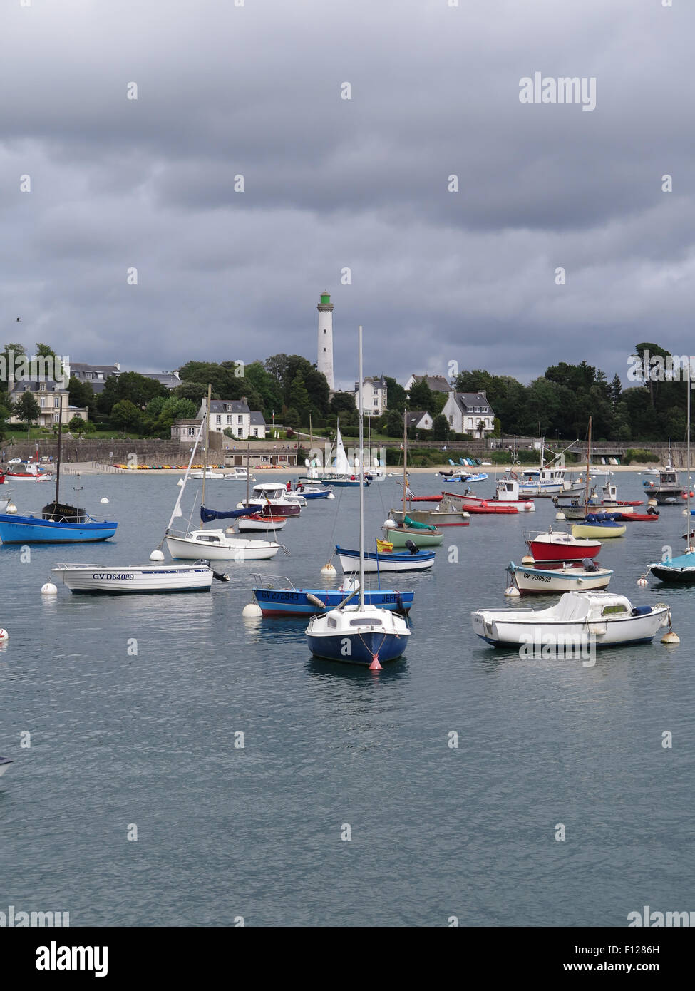 Bénodet: moored yachts and lighthouse Stock Photo - Alamy