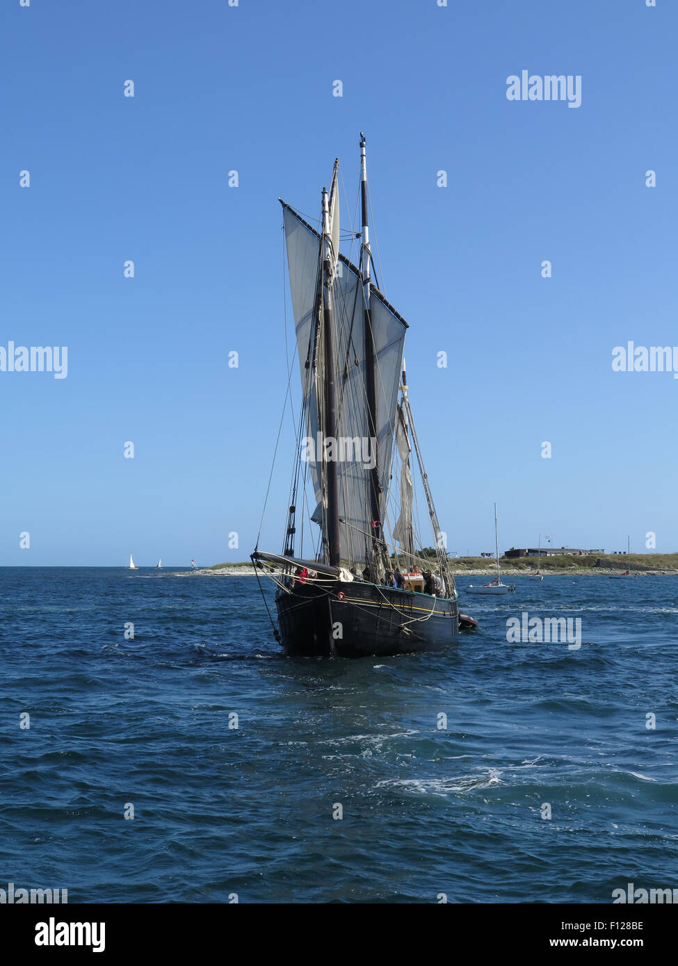 Íles de Glénan: Íle de Saint-Nicolas / lugger under sail Stock Photo ...