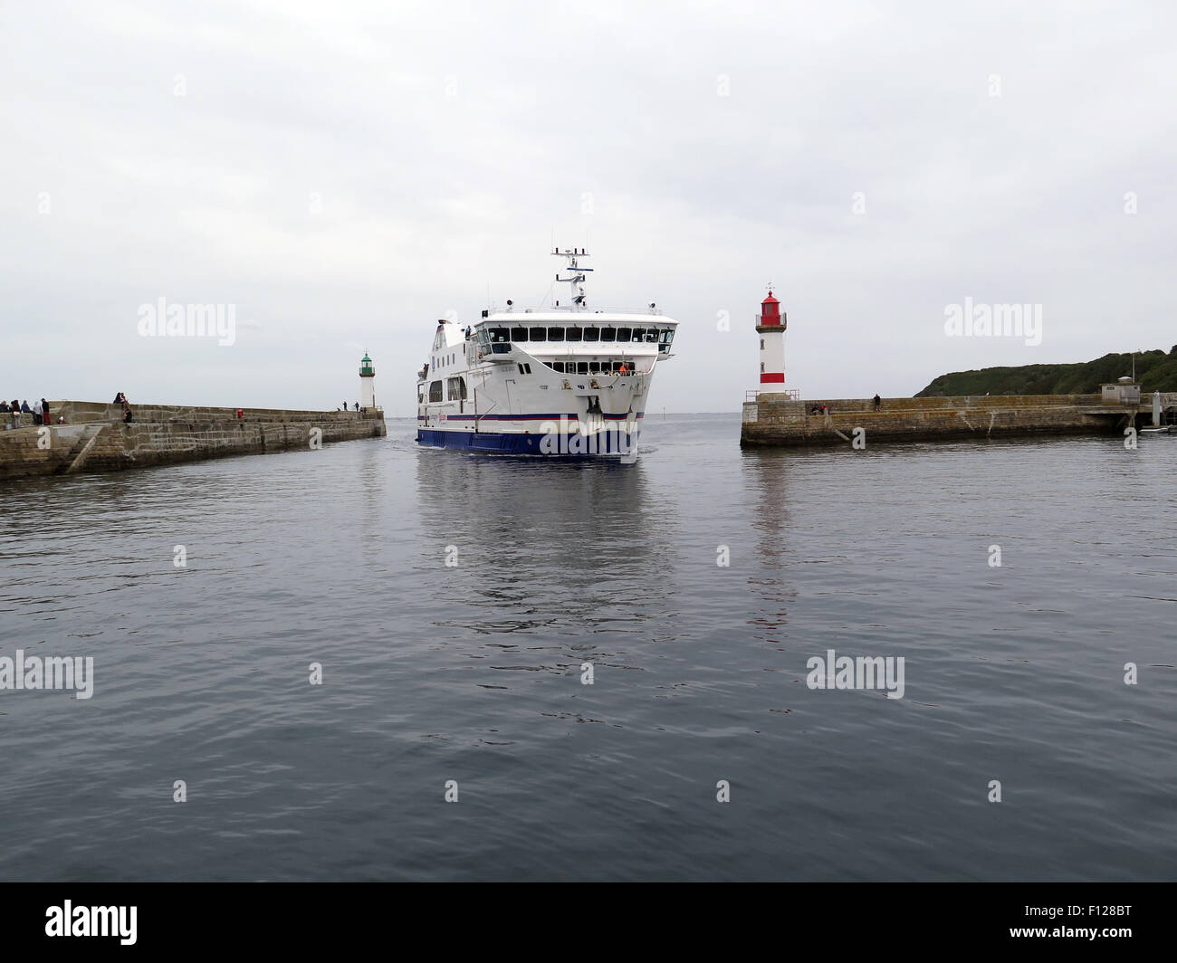 Íle de Groix: ferry enters Port Tudy harbor / harbour Stock Photo - Alamy
