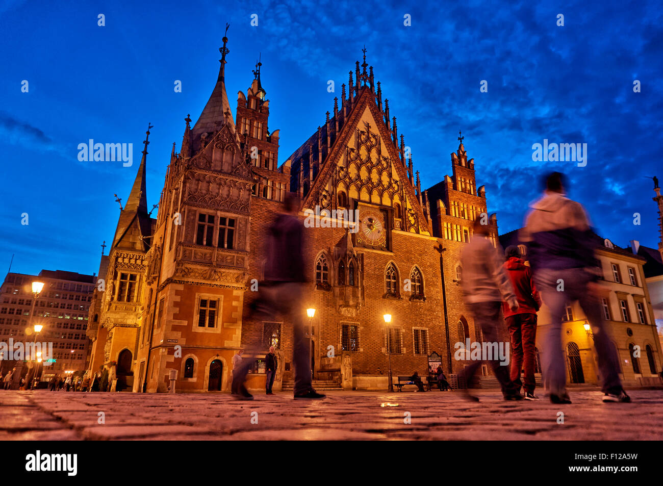 night shot of historical City hall on Market Square or Ryneck of ...