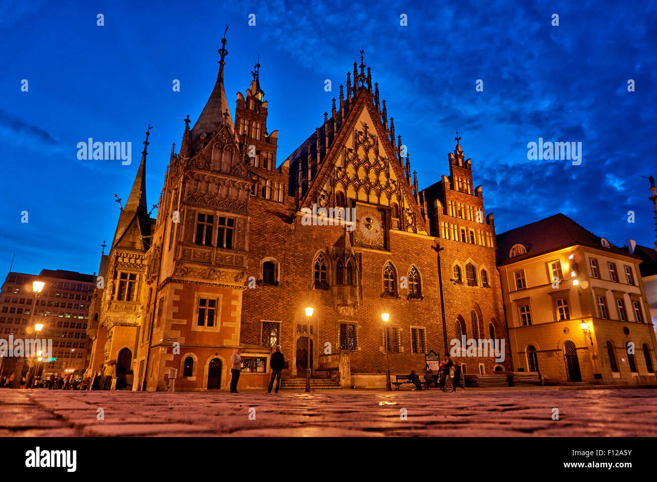 night shot of historical City hall on Market Square or Ryneck of ...