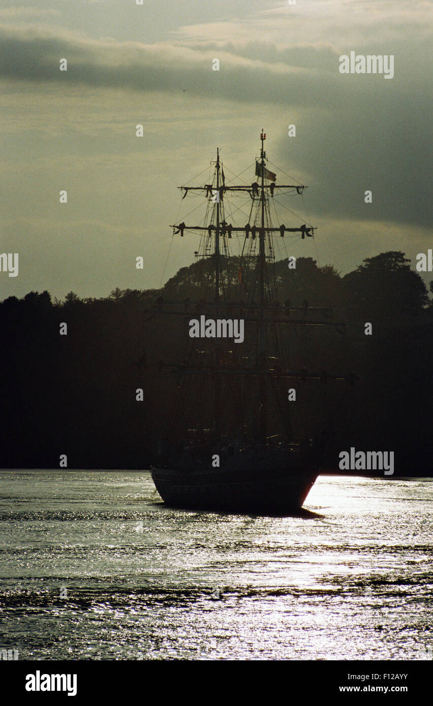 Manning ship hi-res stock photography and images - Alamy