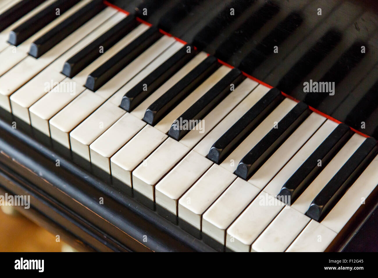 Grand piano side view hi-res stock photography and images - Alamy