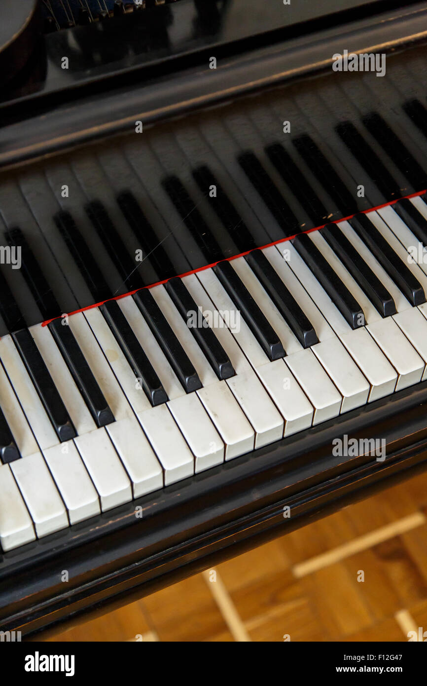 Grand Piano Side View High Resolution Stock Photography and Images - Alamy