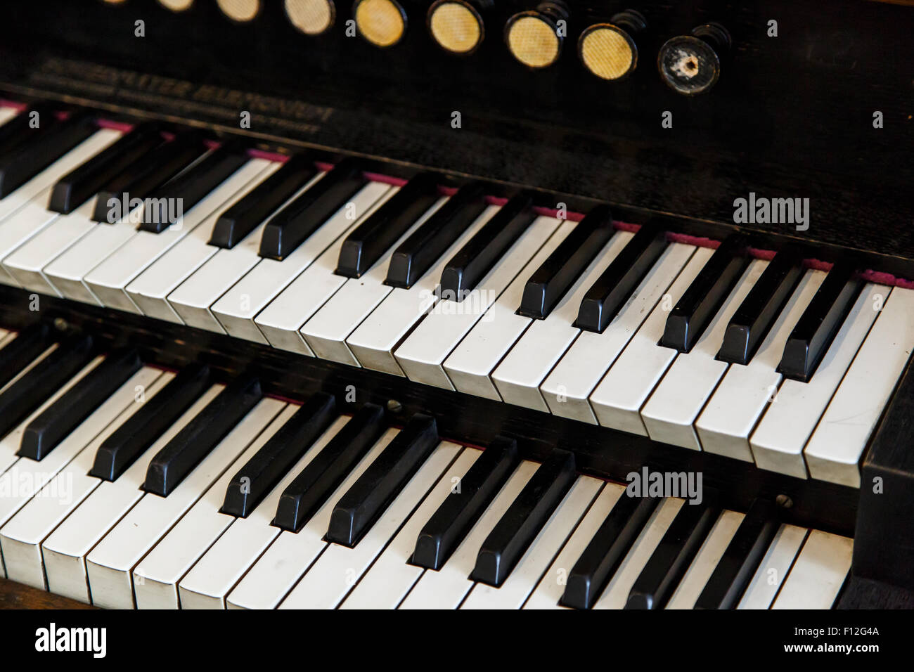 Grand piano side view hi-res stock photography and images - Alamy