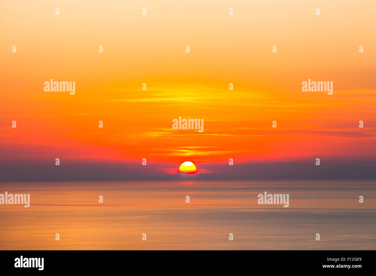 Beautiful golden sunset over sea hi-res stock photography and images ...