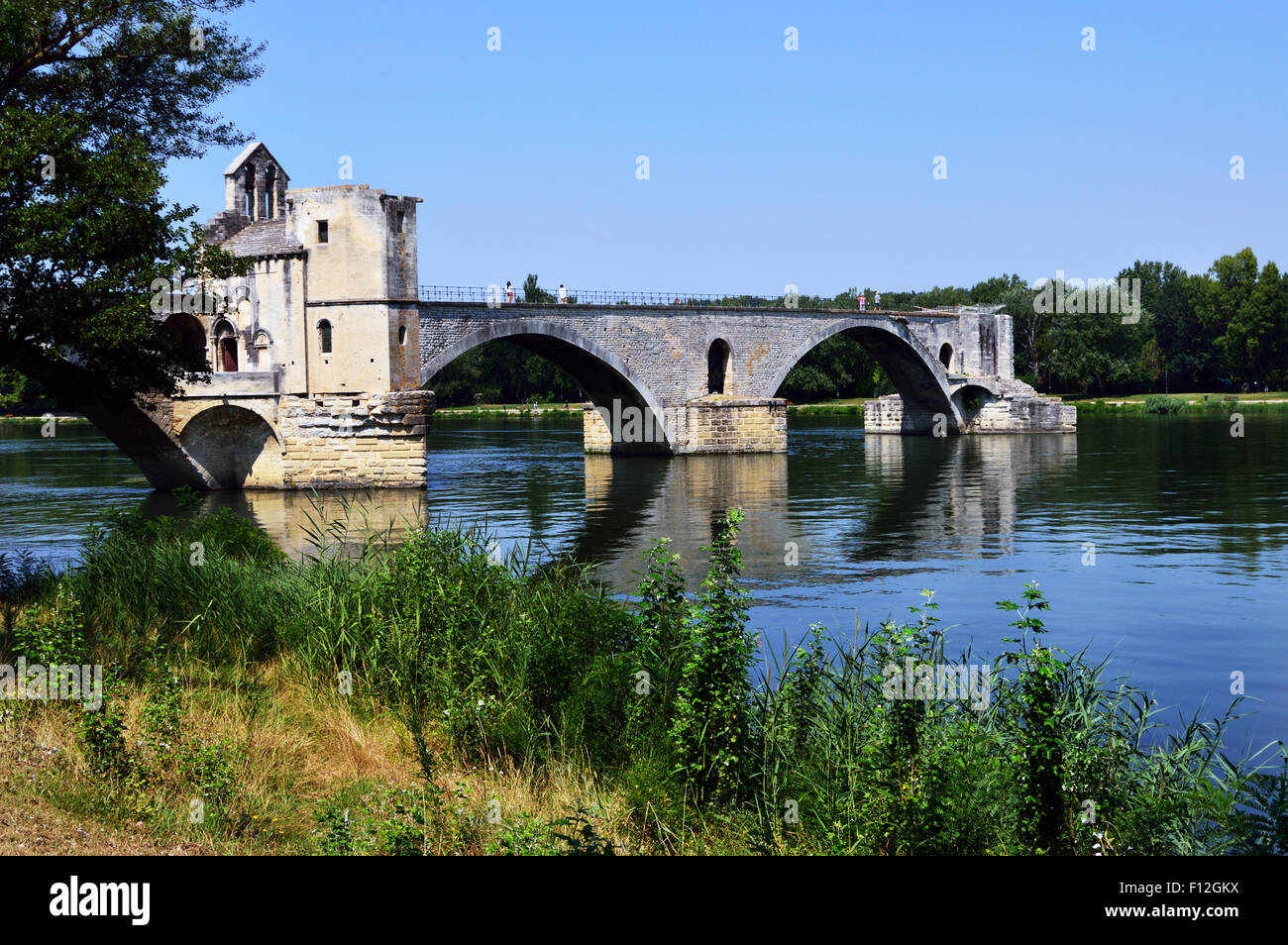 Le pont davignon river rhone hi-res stock photography and images - Alamy