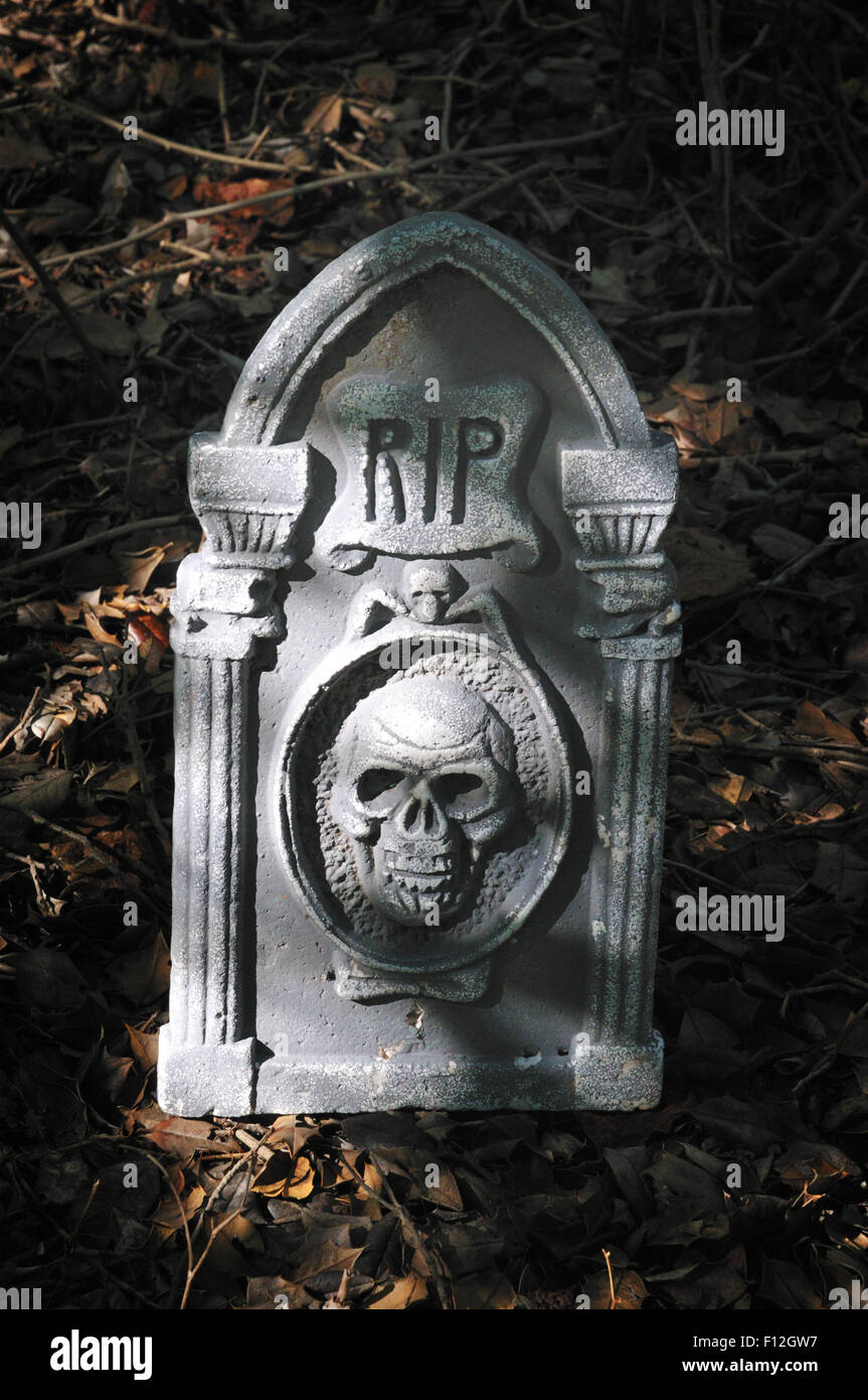 Headstone with skull hi-res stock photography and images - Alamy