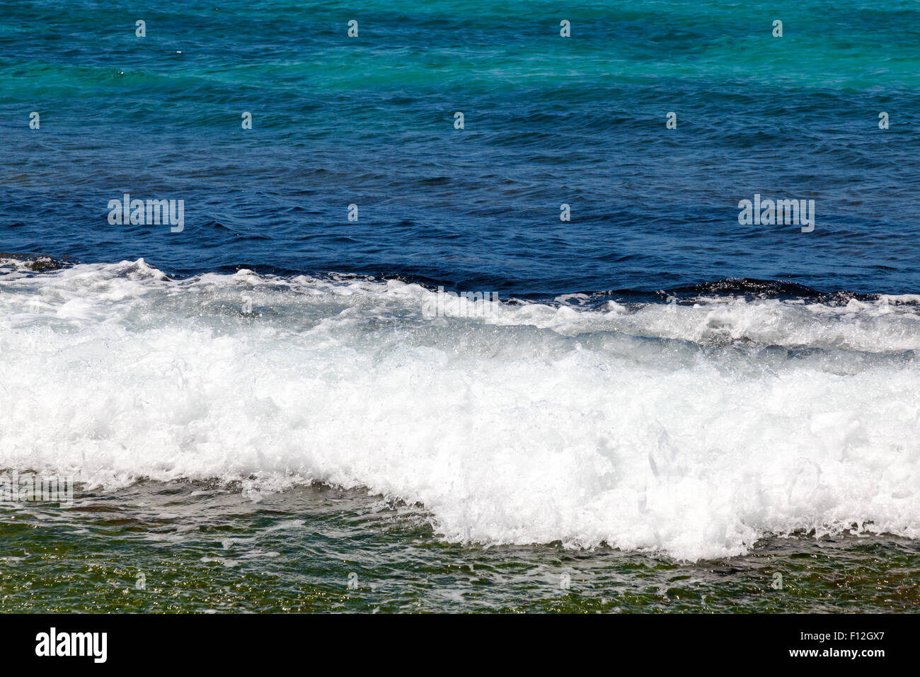 Waves crashing to shore hi-res stock photography and images - Alamy