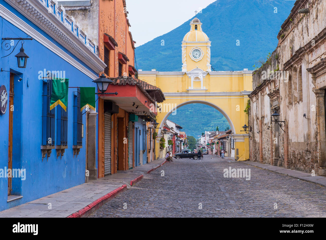 Street view of Antigua Guatemala Stock Photo - Alamy