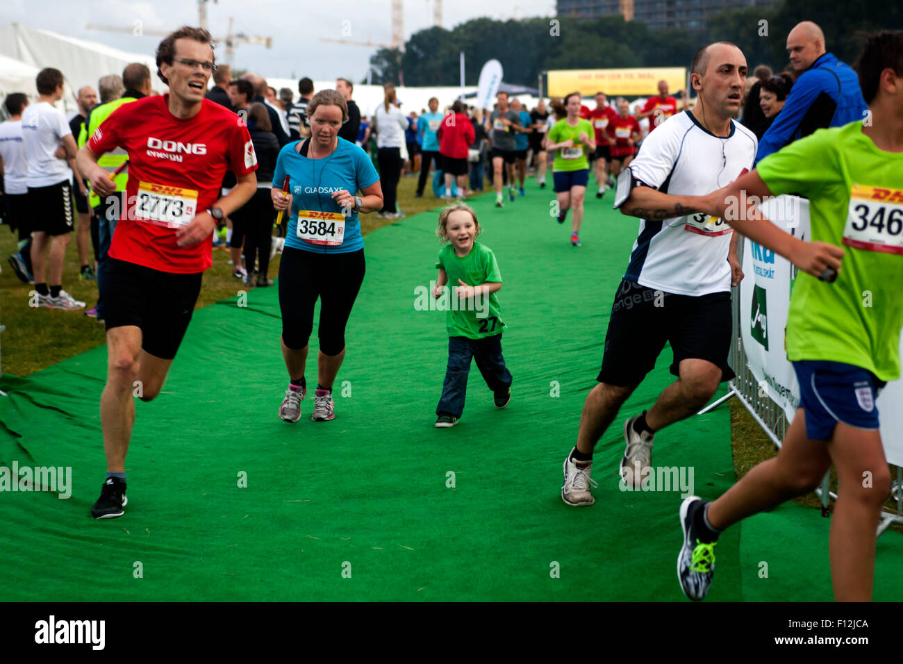 Relay runners hi-res stock photography and images - Alamy