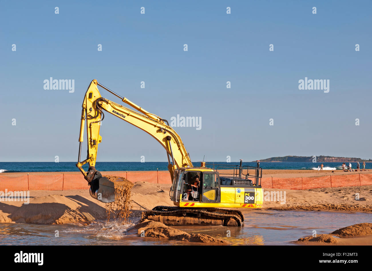 Excavator sand dredging at Narrabeen Lagoon Australia Stock Photo - Alamy