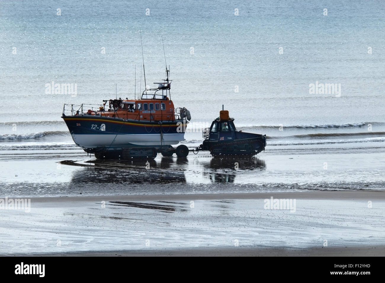 Beach launch of RNLI lifeboat Stock Photo - Alamy
