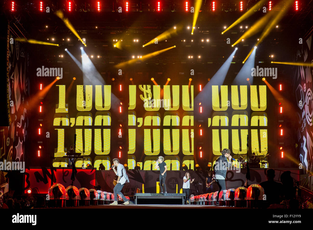 Harry styles and louis tomlinson one direction hi-res stock photography ...