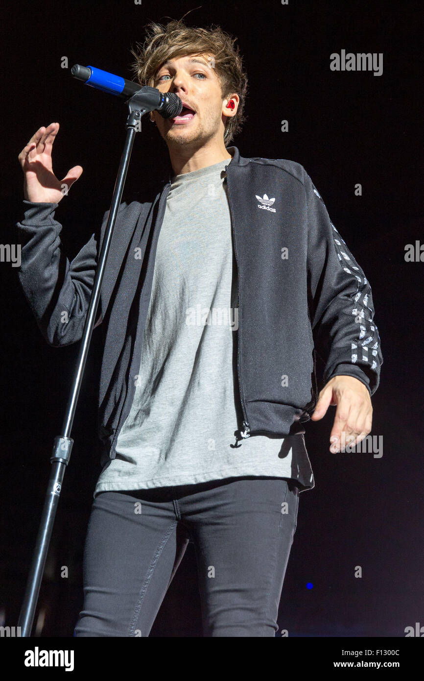 Milwaukee, Wisconsin, USA. 25th Aug, 2015. Singer LOUIS TOMLINSON of ...